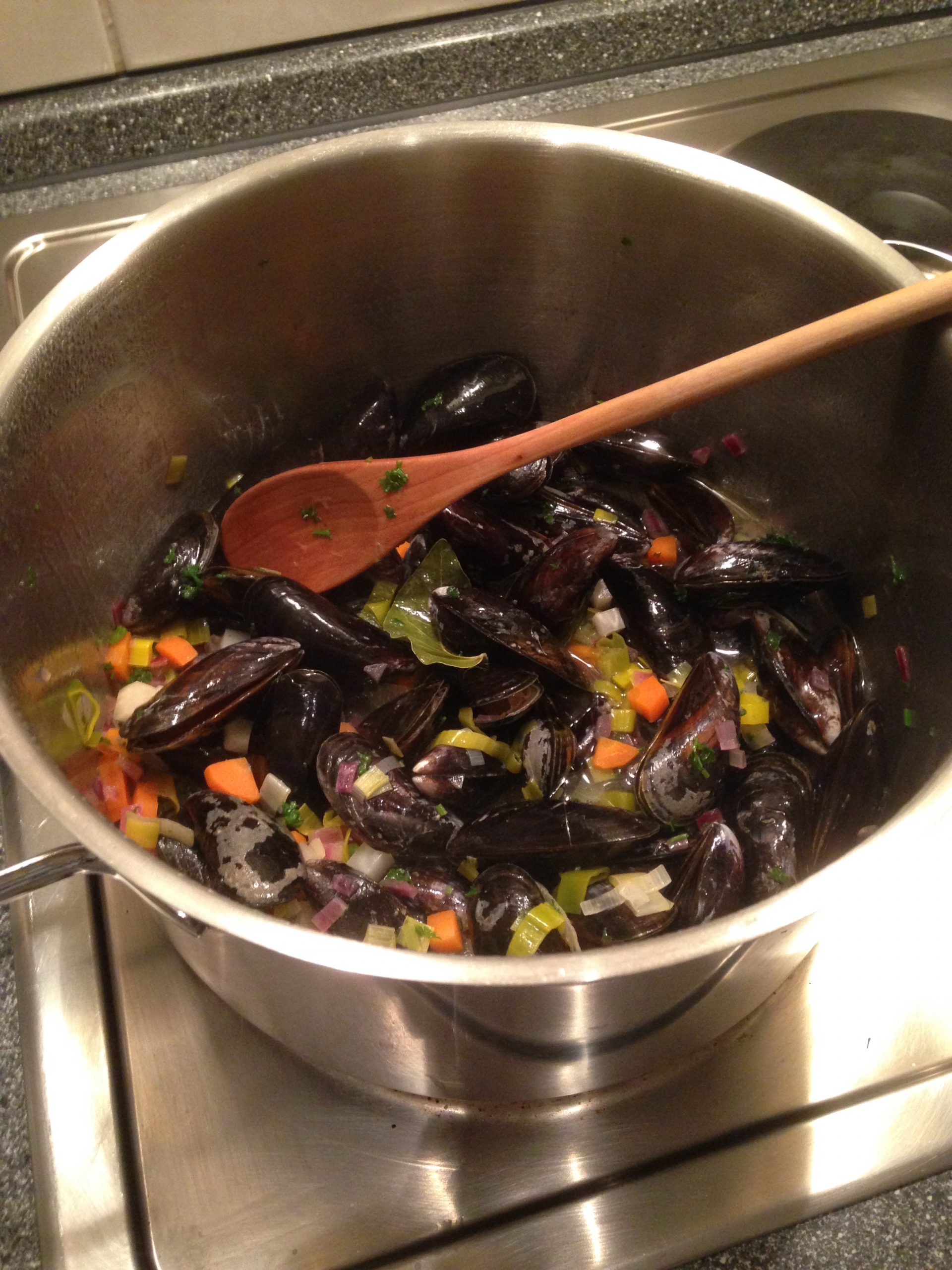 Miesmuscheln in Weißweinsud - Ein Rezept von Salzpfefferzucker.de