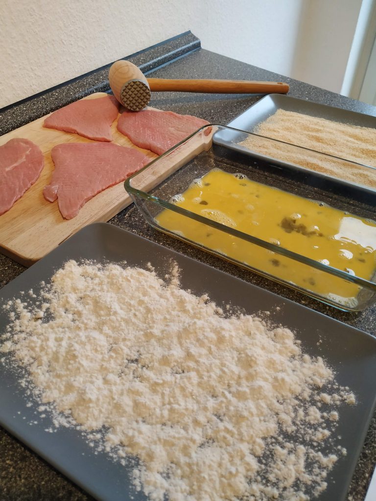 Wiener Schnitzel mit Bratkartoffeln, Preiselbeeren und Zitrone