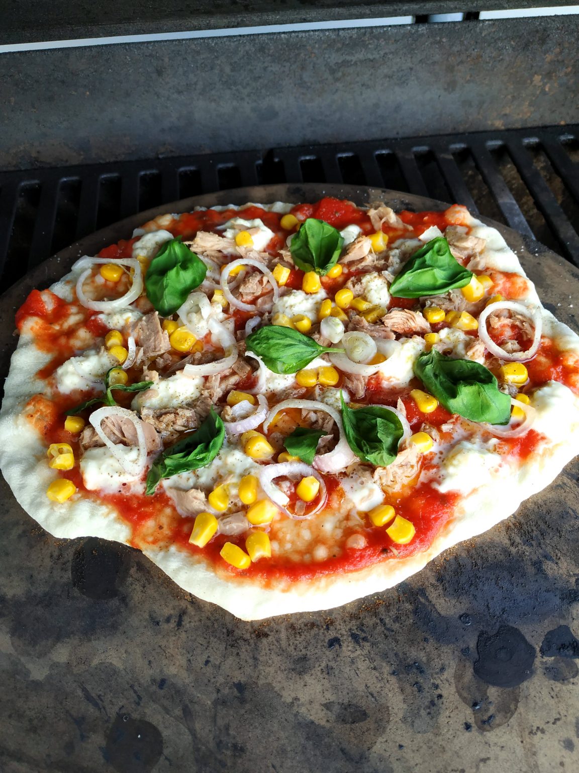 Selbstgemachte Pizza vom Pizzastein, wie beim Italiener