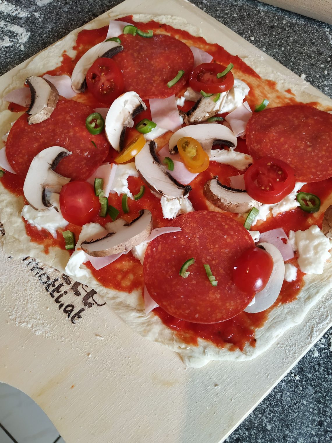 Selbstgemachte Pizza vom Pizzastein, wie beim Italiener