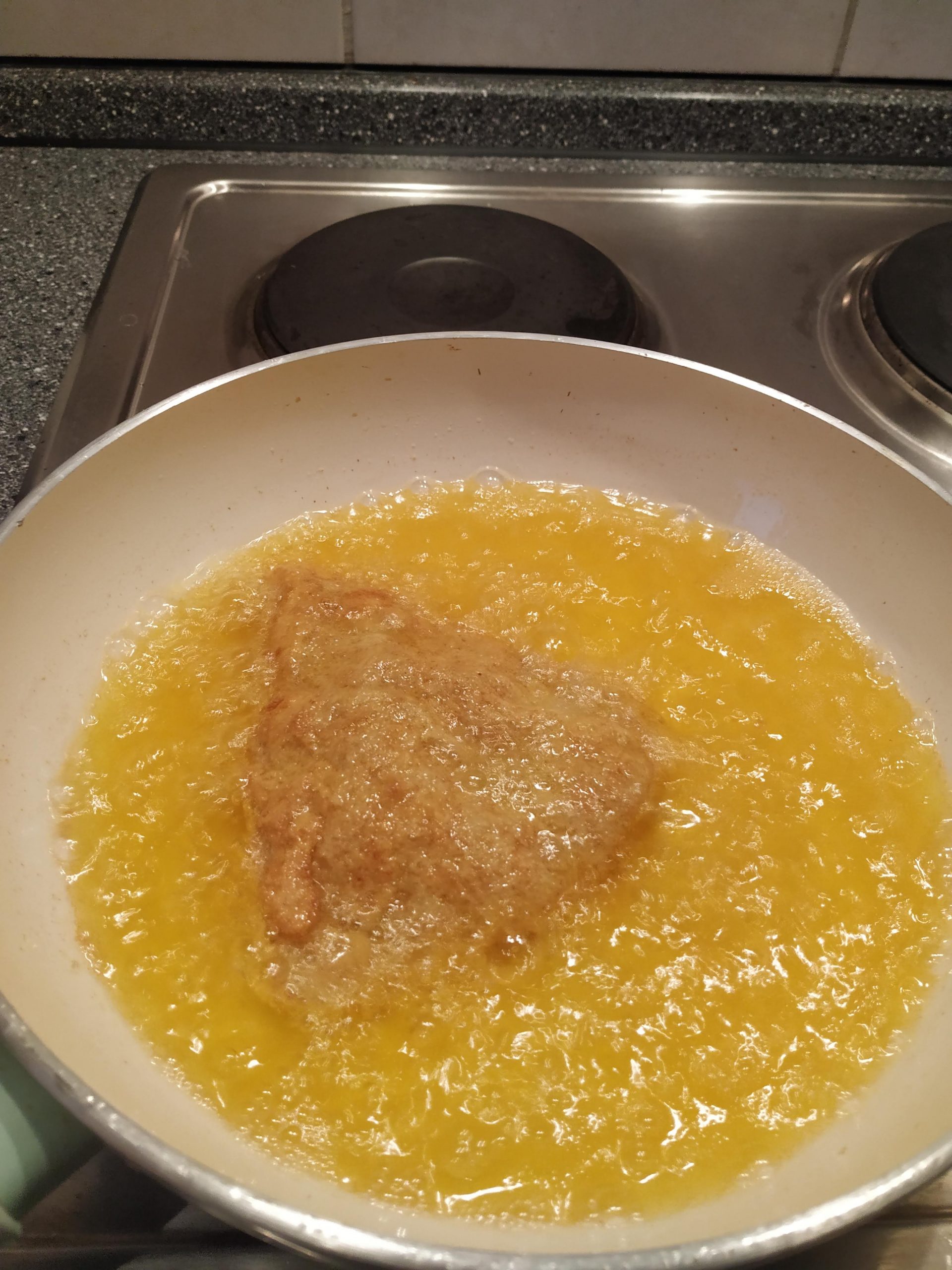 Wiener Schnitzel mit Bratkartoffeln, Preiselbeeren und Zitrone