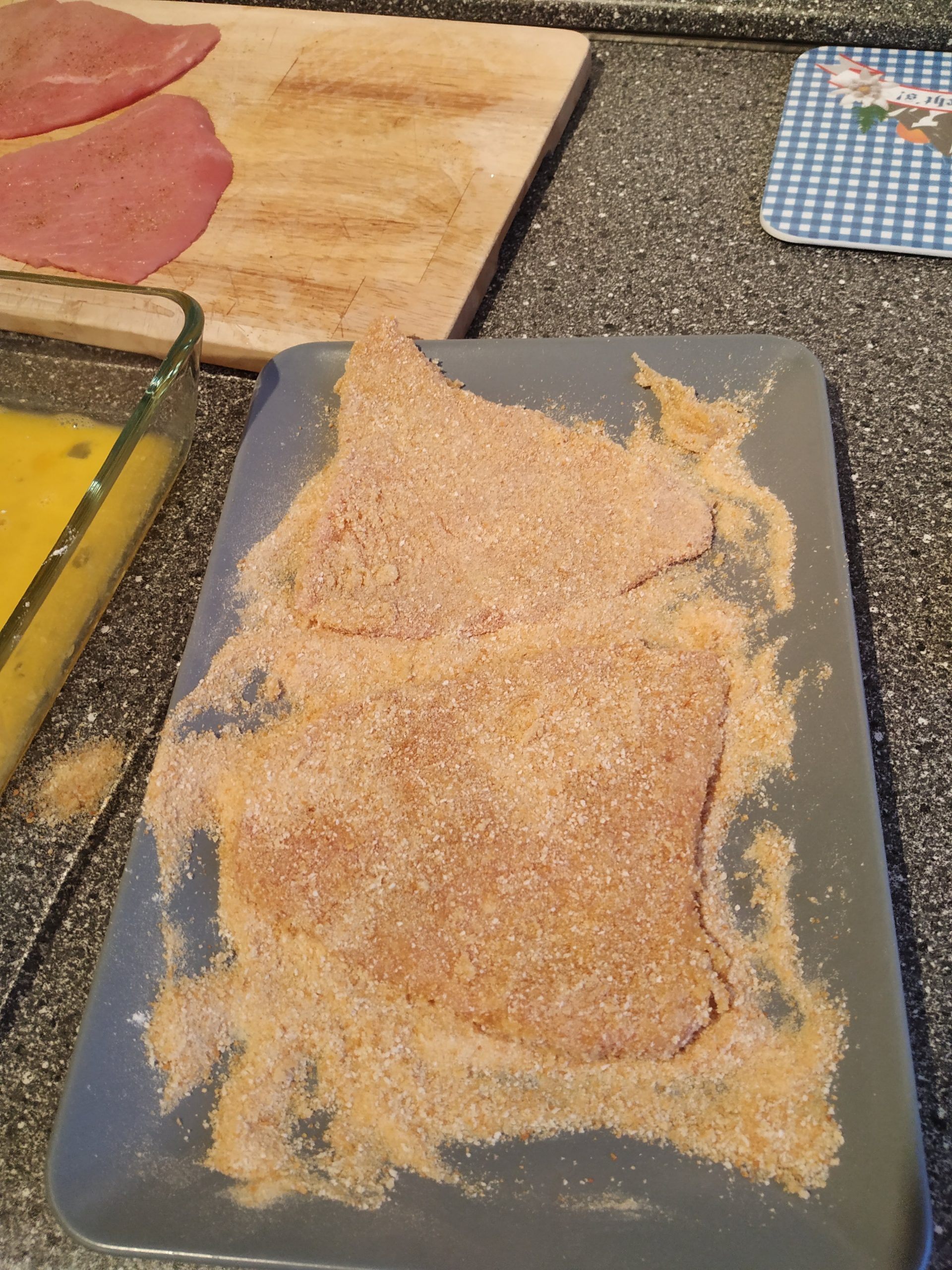 Wiener Schnitzel mit Bratkartoffeln, Preiselbeeren und Zitrone