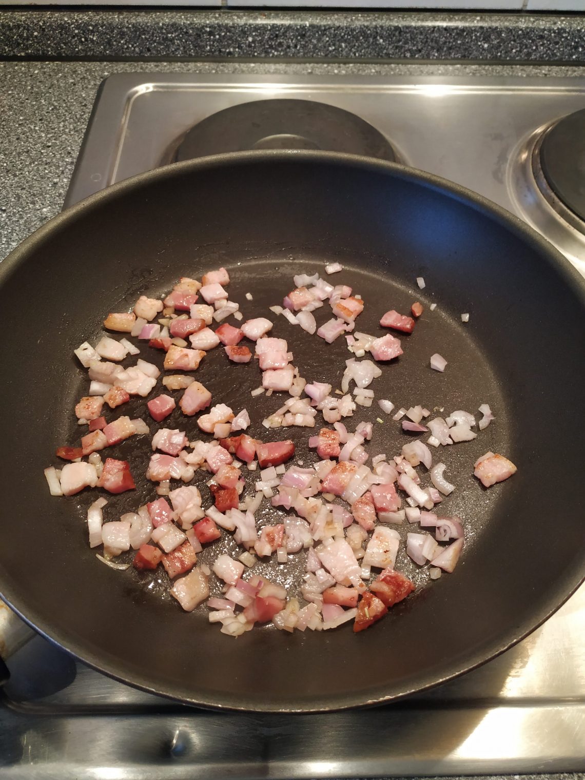 Wiener Schnitzel mit Bratkartoffeln, Preiselbeeren und Zitrone